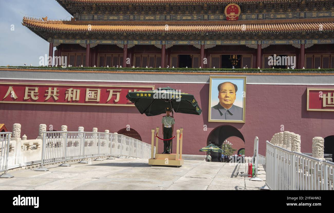 Pékin, Chine ? Juin 2018 : garde de sécurité à l'entrée de la célèbre ...