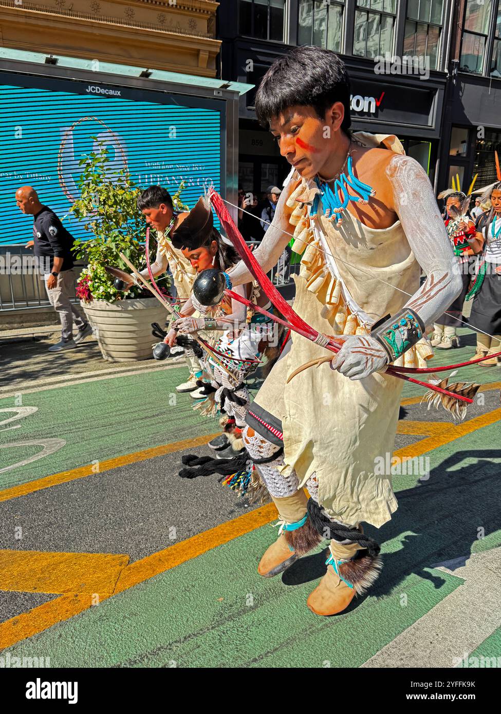 3e défilé annuel des peuples autochtones des Amériques en 2024 le long ...