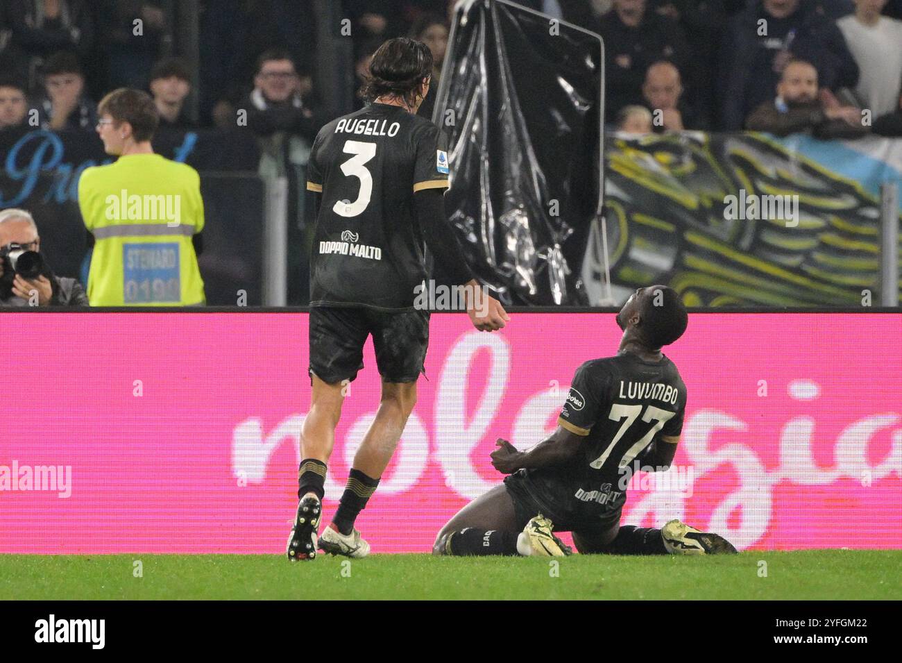Zito Luvumbo de Cagliari célèbre après avoir marqué le but 1-1 lors de ...