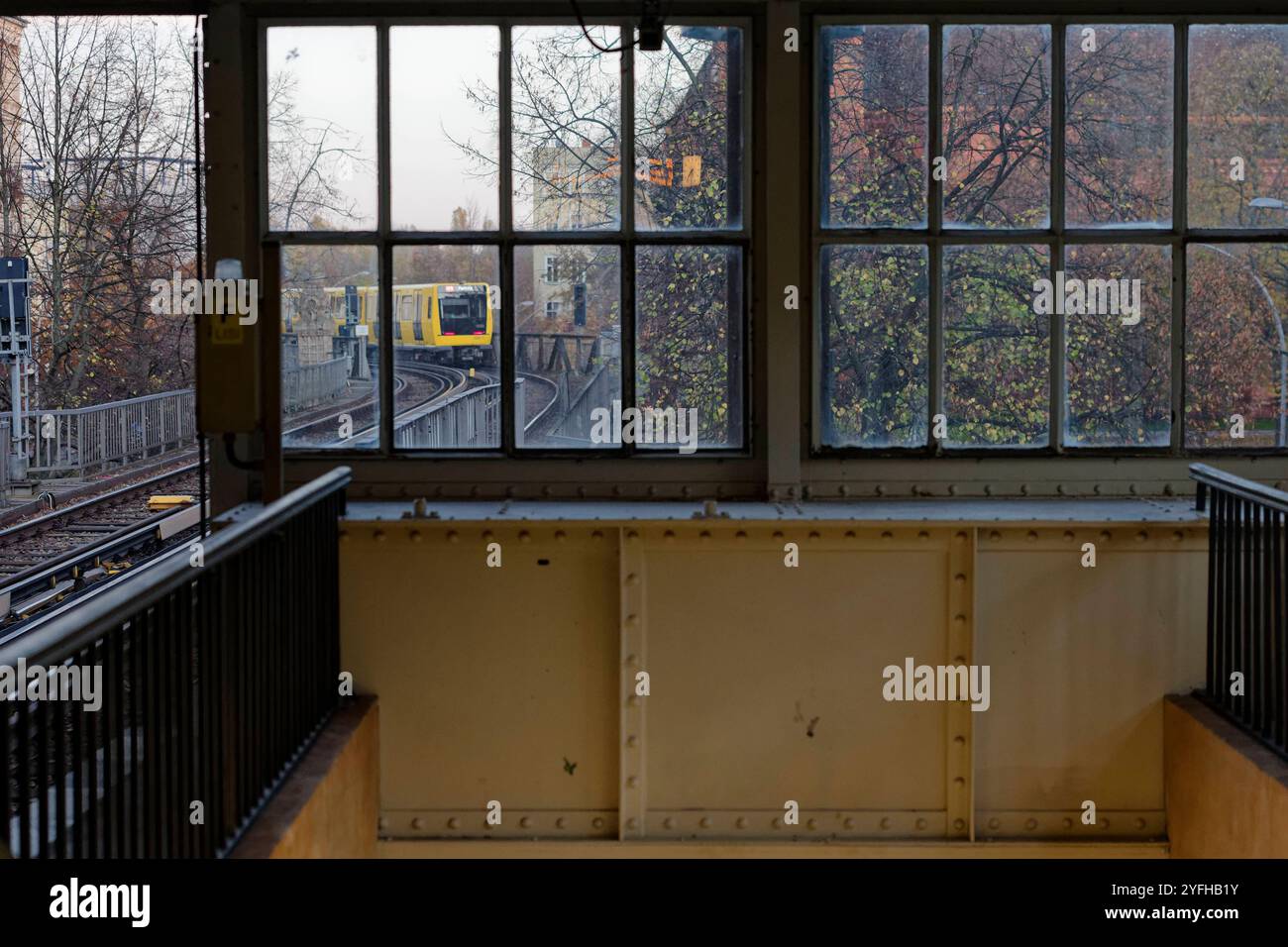 U-Bahnzug Linie U2 Bf Bülowstraße 2024-11-03 Deutschland, Berlin Ein U ...