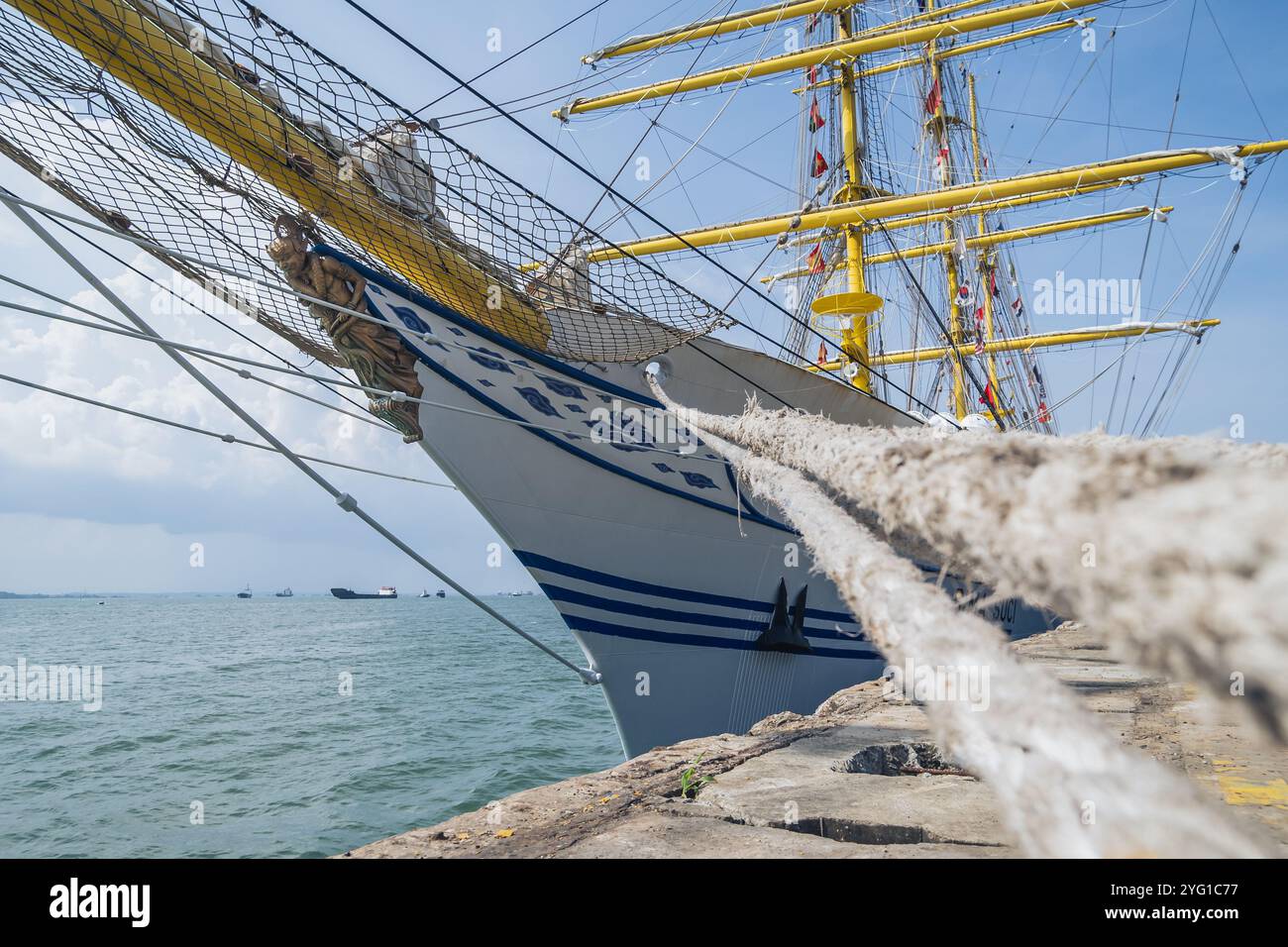 La splendeur du voilier Bima Suci qui est amarré au port de Semayang ...