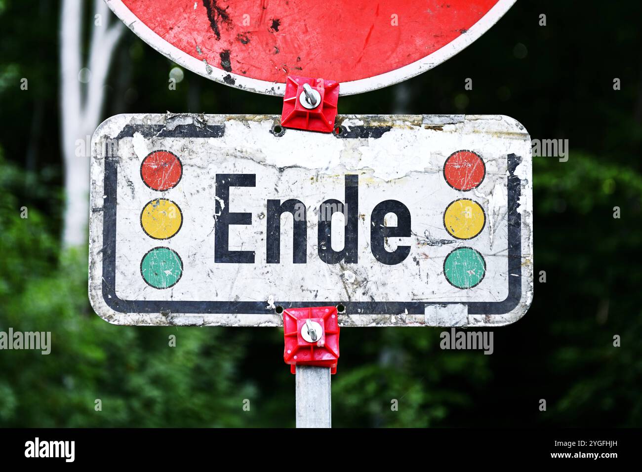 FOTOMONTAGE, Zerkratztes Schild mit Aufschrift Ende und Ampel-Symbol ...