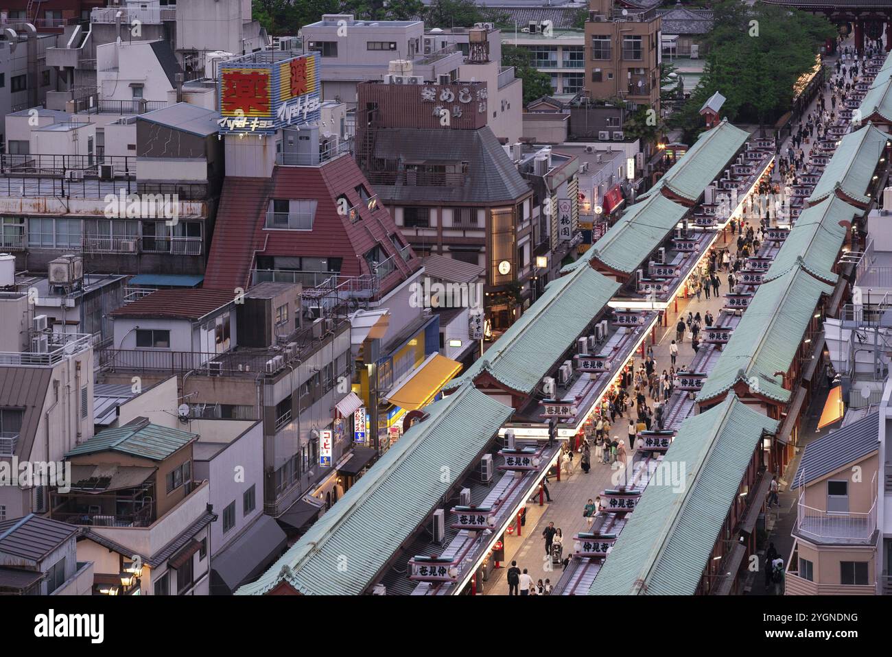 Les touristes se promènent dans la rue commerçante Nakamise-dori de ...