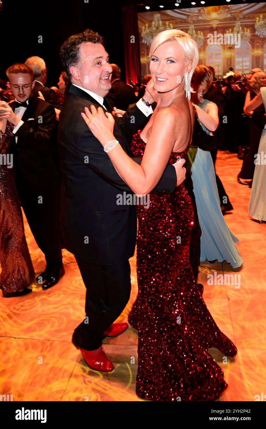 Kamilla Senjo mit Gast beim 29. Leipziger Opernball 2024 in der Oper ...