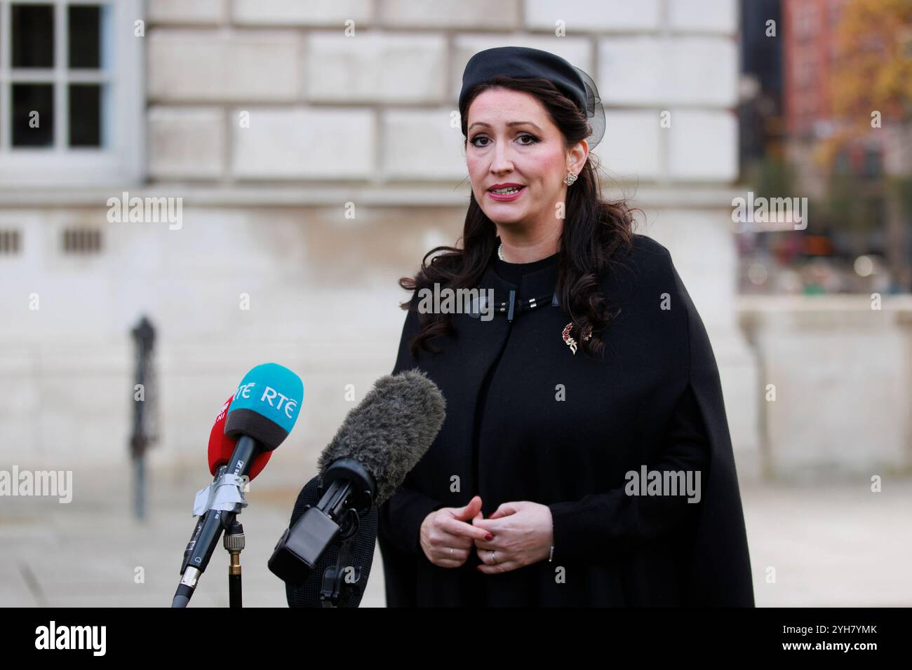 La vice-première ministre Emma Little-Pengelly s’adresse aux médias ...