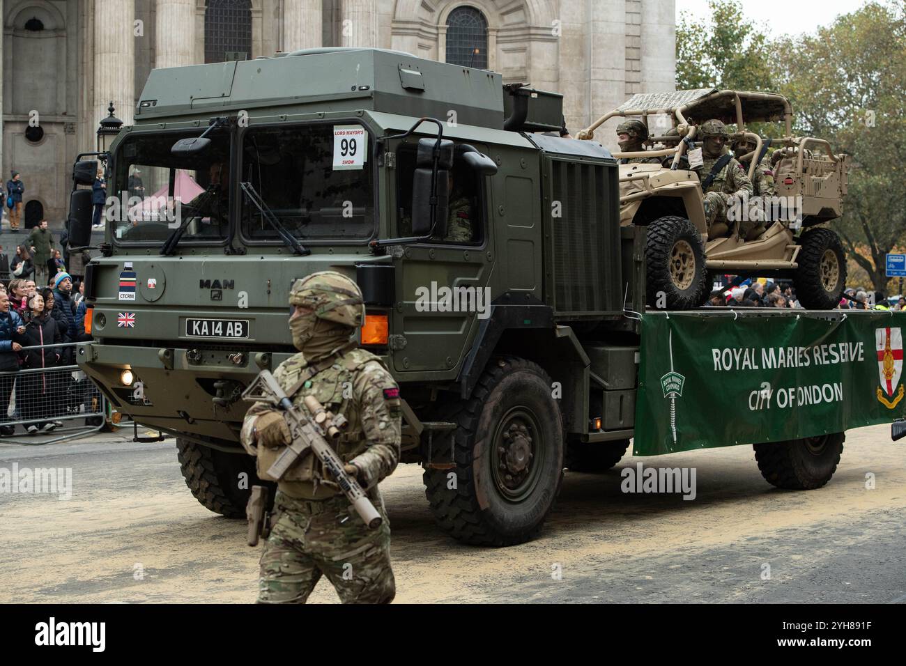 Des soldats de divers contingents militaires participent au défilé ...