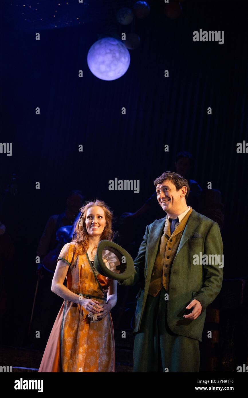 Clare Foster (Elowen Keene), John Dagleish (Benjamin Button) dans LE ...