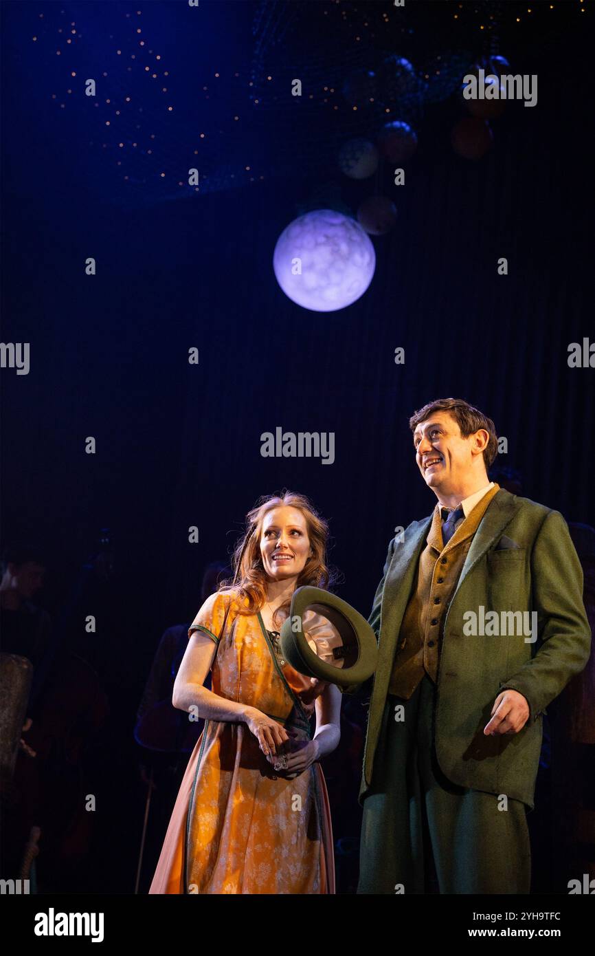 Clare Foster (Elowen Keene), John Dagleish (Benjamin Button) dans LE ...