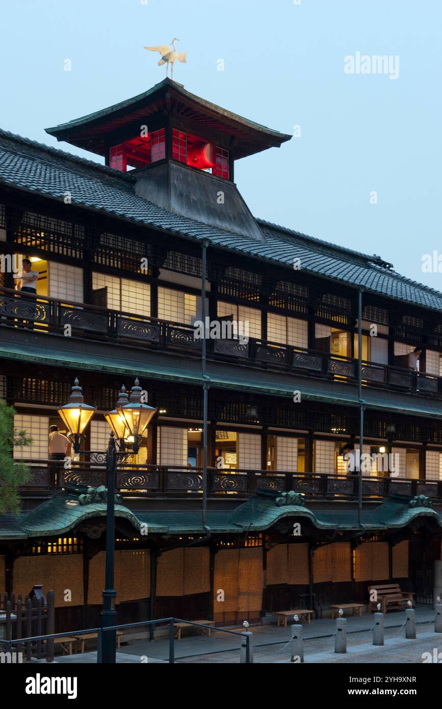 Le 'honkan', ou bâtiment principal, dans le bain thermal de source ...