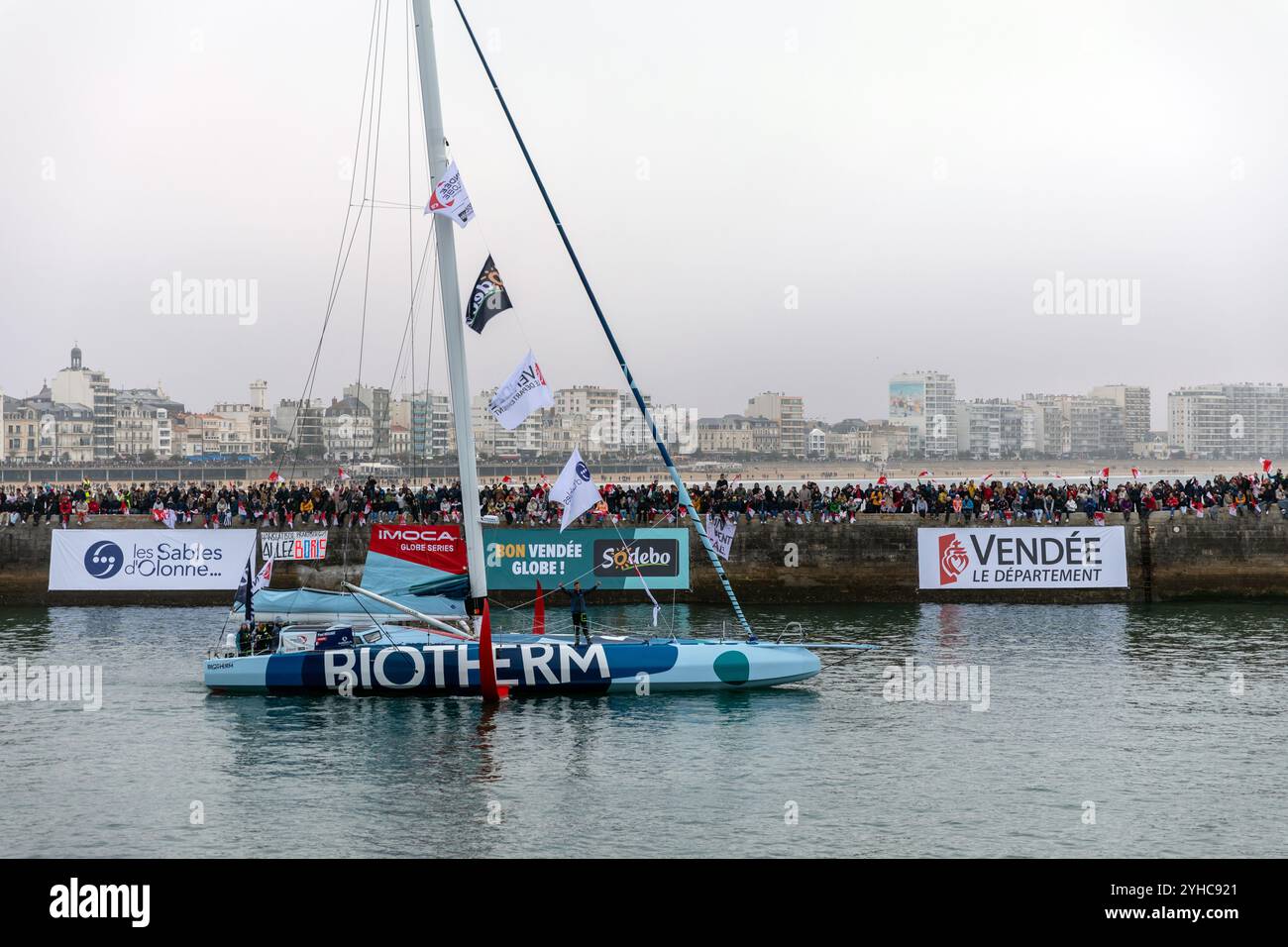 Bateau Paul Meilhat (Biotherm) dans le chenal pour le départ du Vendée Globe 2024 le 10 novembre ...
