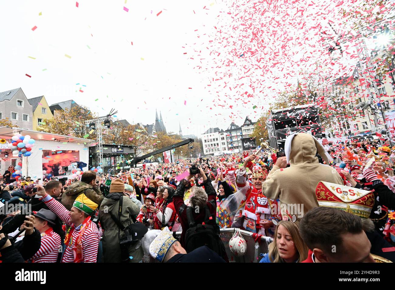 Karnevalisten in Kostüm vor der Bühne am 11.11.2024 in Köln BEI der ...