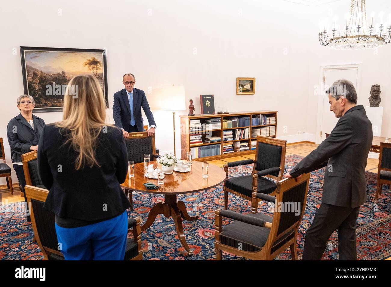 Bundespräsident Frank-Walter Steinmeier empfängt die beiden Fraktionsführer Friedrich Merz, Rolf ...