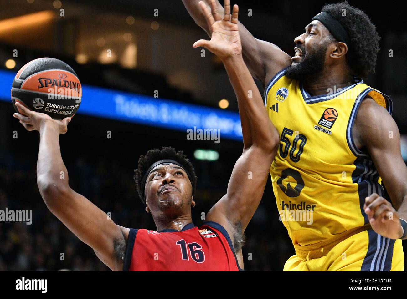 Zach LeDay (Emporio Armani Milan, #16) undTrevion Williams (ALBA Berlin ...