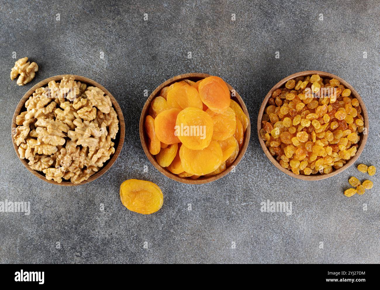 Assortiment de fruits secs : raisins secs dorés, abricots secs et noix ...
