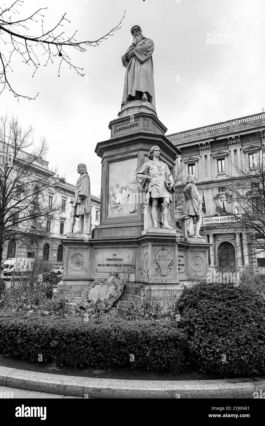 Milan, Italie - 30 mars 2022 : statue en marbre et granit de Léonard de ...