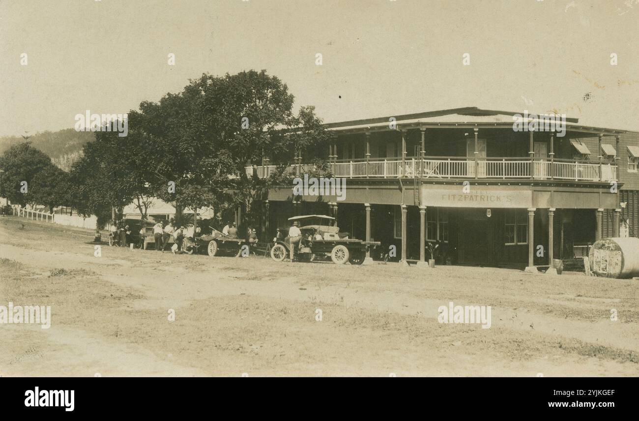 Automobilistes s'arrêtant à l'hôtel Fitzpatrick à Kuranda, vue sur la ...