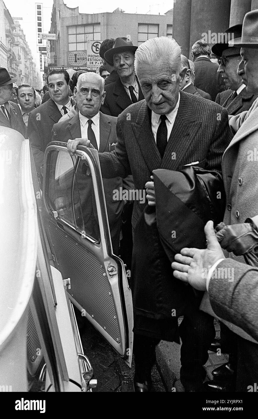 Arturo Illia, ancien président argentin, arrive à une célébration de ...