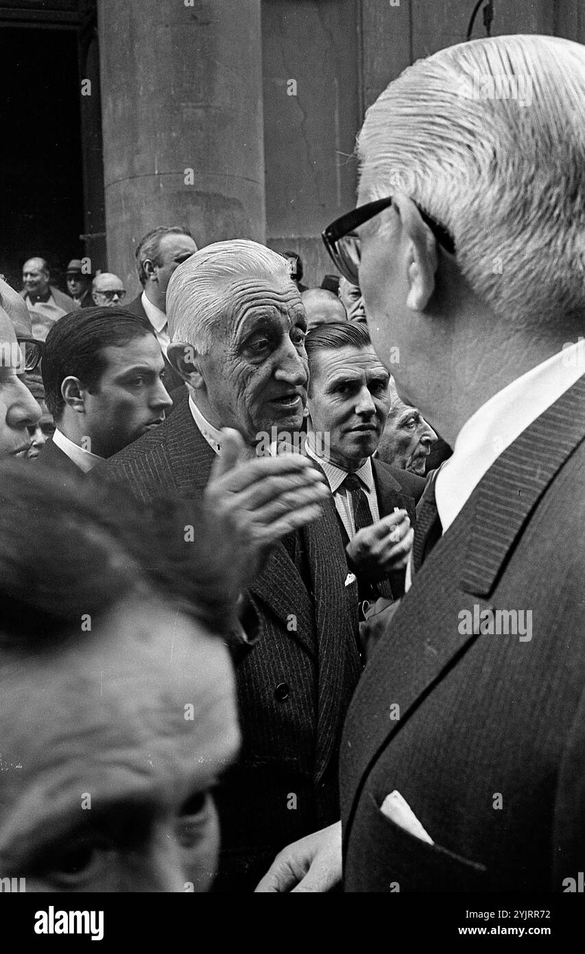 Arturo Illia, ancien président argentin, arrive à une célébration de ...