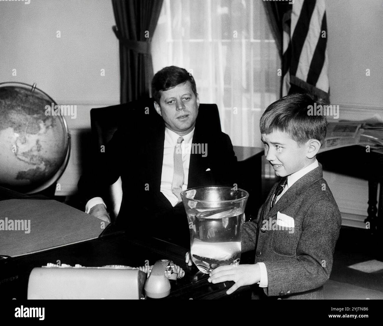Le président John F. Kennedy rend visite à son neveu, Robert F. Kennedy ...