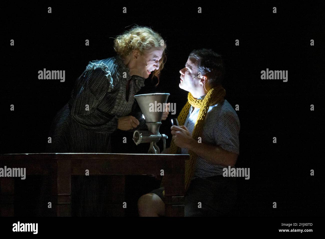 Saengerin Dagmar Manzel als Mrs Nellie Lovett, Tom Schimon als Tobias ...