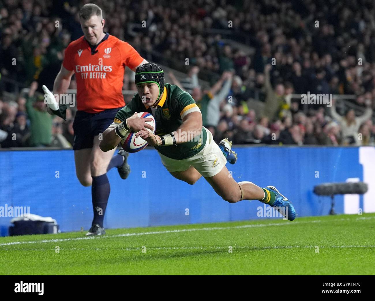 L'Africain du Sud Cheslin Kolbe marque un essai lors du match ...
