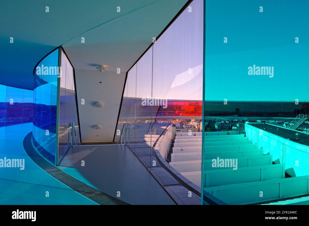 L'installation 'votre panorama arc-en-ciel', une passerelle circulaire ...