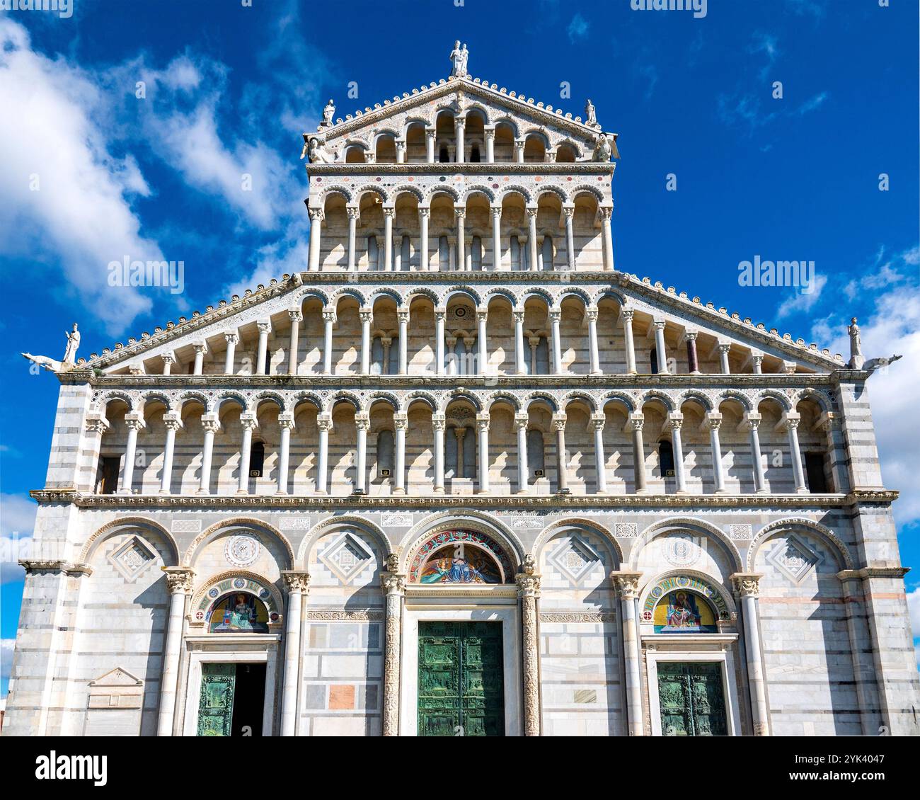 La façade complexe du Duomo di Pisa, mettant en valeur son architecture ...