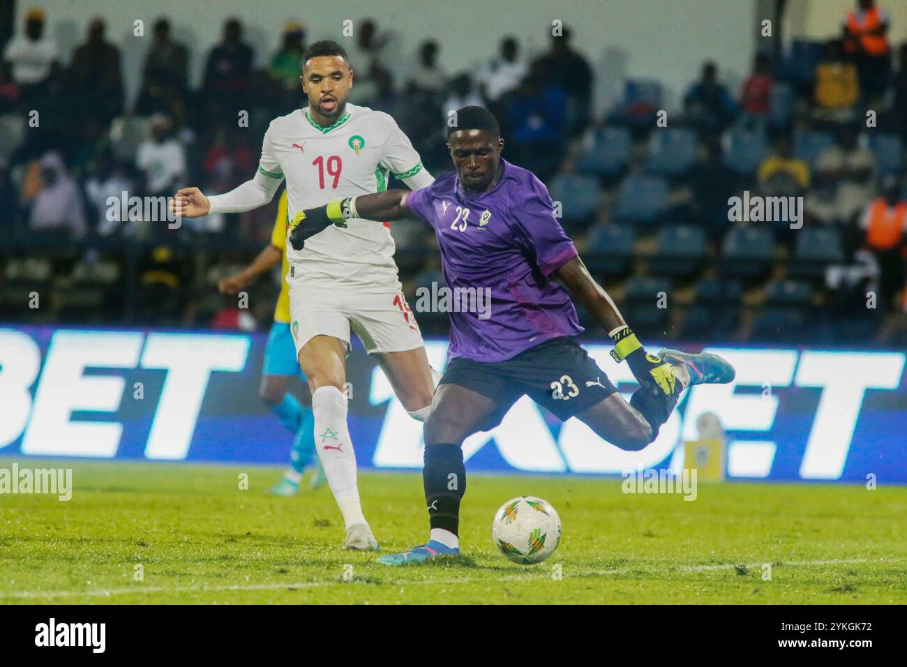 FRANCEVILLE, GABON - 15 NOVEMBRE : Loyce Mbaba du Gabon et Youssef en ...