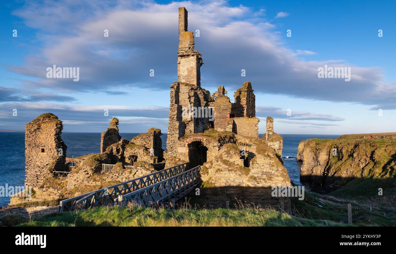 Château de Sinclair sur la côte de l'Écosse une attraction touristique ...