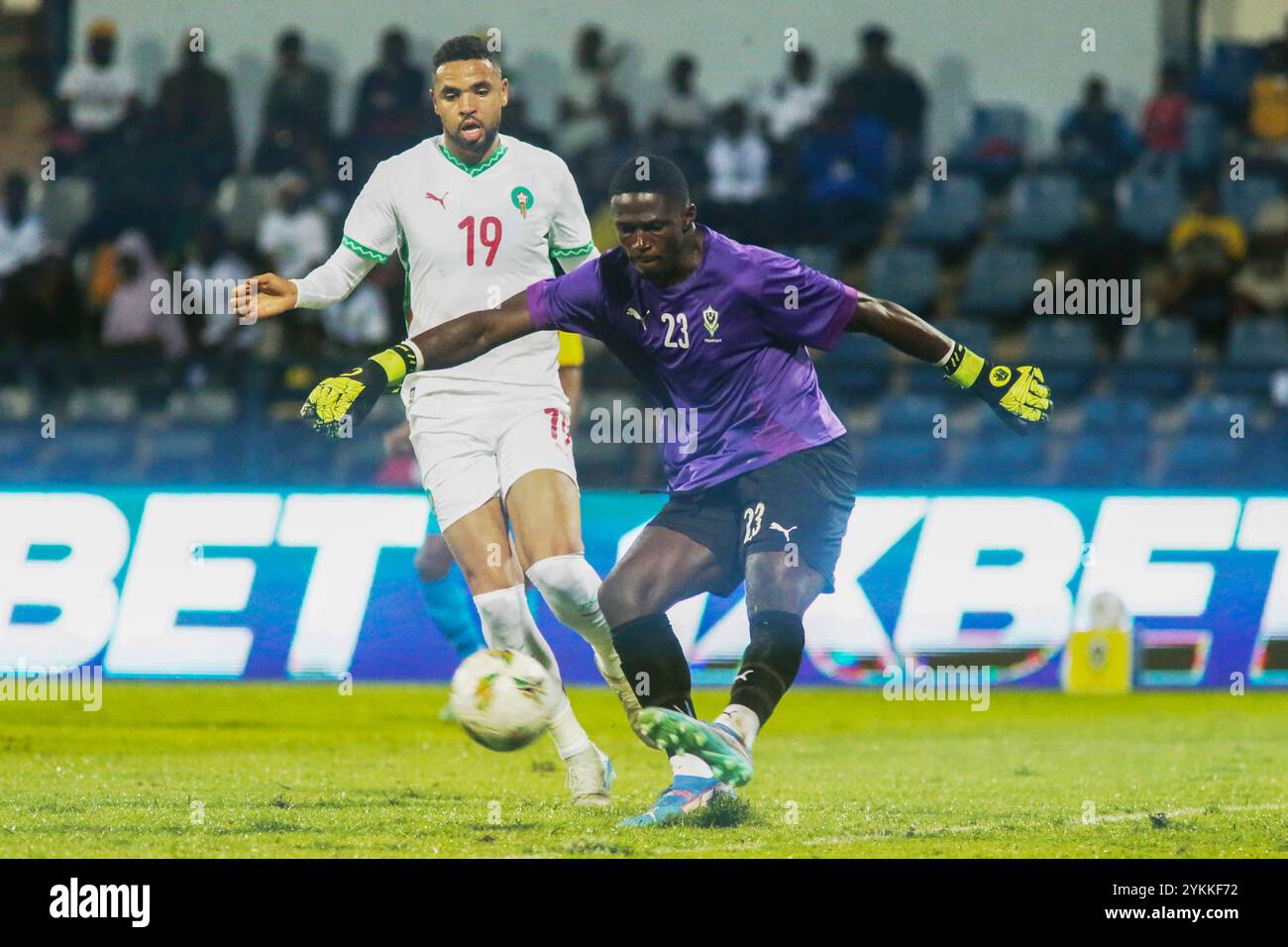 FRANCEVILLE, GABON - 15 NOVEMBRE : Loyce Mbaba du Gabon et Youssef en ...