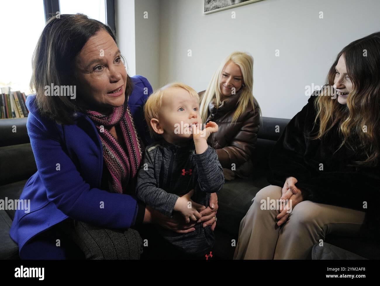 La présidente du Sinn Fein Mary Lou McDonald (à gauche) avec les ...