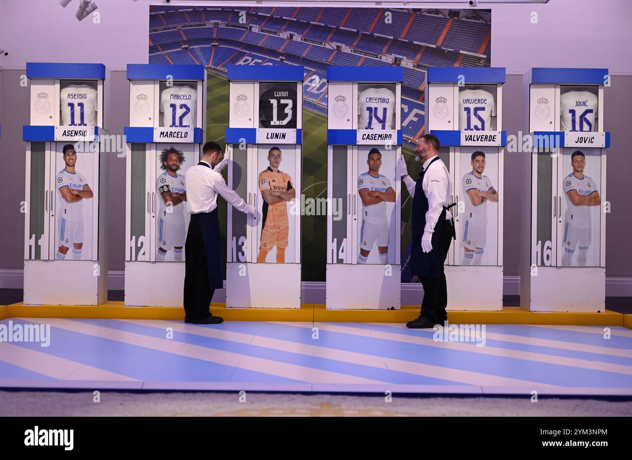 LES VESTIAIRES DE LA PREMIÈRE ÉQUIPE DU STADE SANTIAGO BERNABEU DU REAL ...
