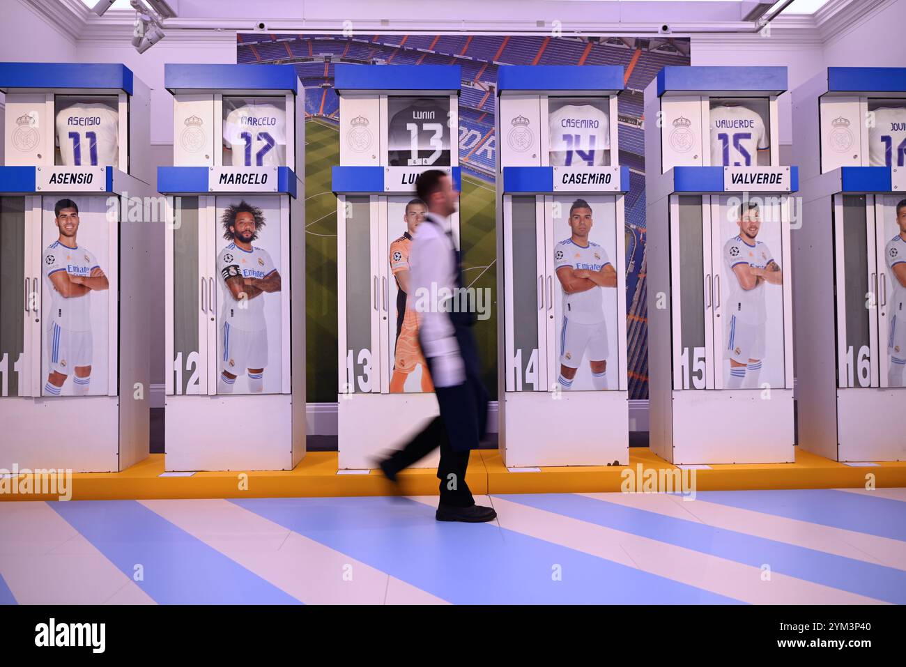 LES VESTIAIRES DE LA PREMIÈRE ÉQUIPE DU STADE SANTIAGO BERNABEU DU REAL ...