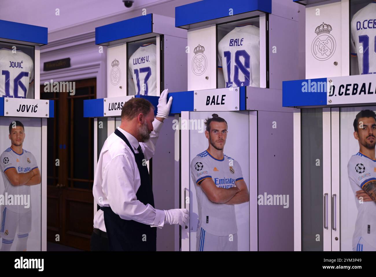 LES VESTIAIRES DE LA PREMIÈRE ÉQUIPE DU STADE SANTIAGO BERNABEU DU REAL ...