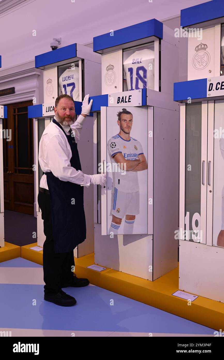 LES VESTIAIRES DE LA PREMIÈRE ÉQUIPE DU STADE SANTIAGO BERNABEU DU REAL ...