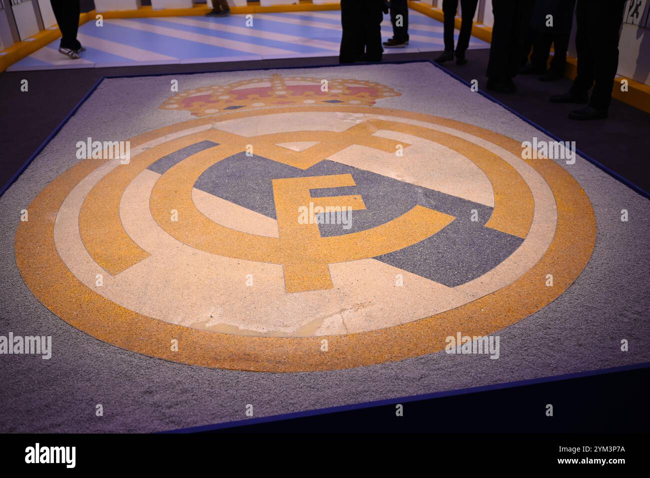 LES VESTIAIRES DE LA PREMIÈRE ÉQUIPE DU STADE SANTIAGO BERNABEU DU REAL ...