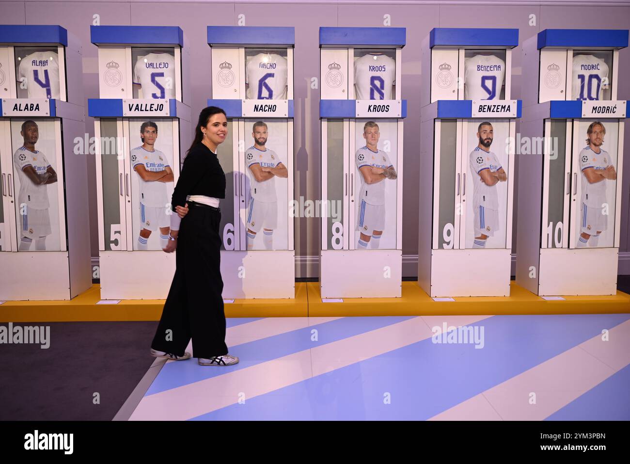 LES VESTIAIRES DE LA PREMIÈRE ÉQUIPE DU STADE SANTIAGO BERNABEU DU REAL ...