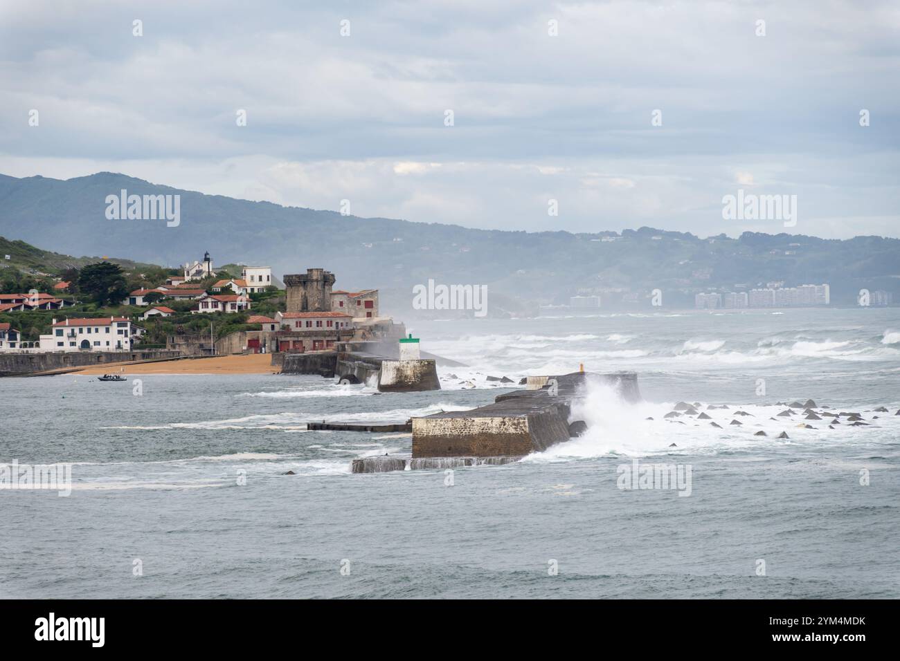 Ports de pêche fort de Ciboure et Socoa sur la côte basque, stations ...