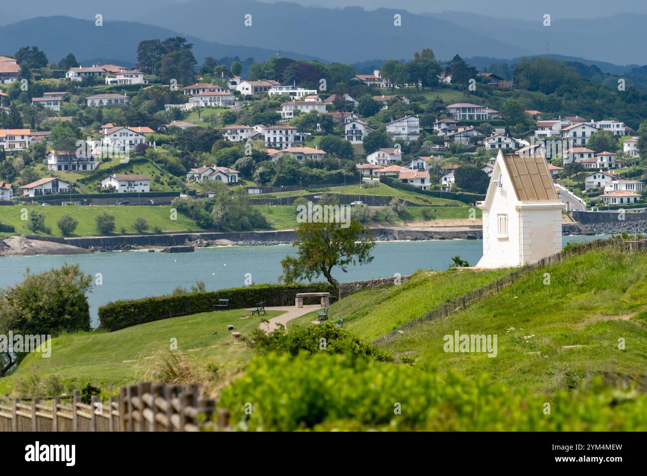 Vue sur le port de pêche de Saint-Jean-de-Luz sur la côte basque ...
