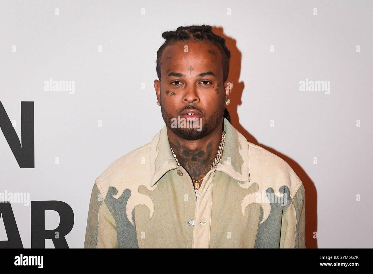 Paris, France. 20 novembre 2024. Le rappeur Kalash pose pour une photo ...