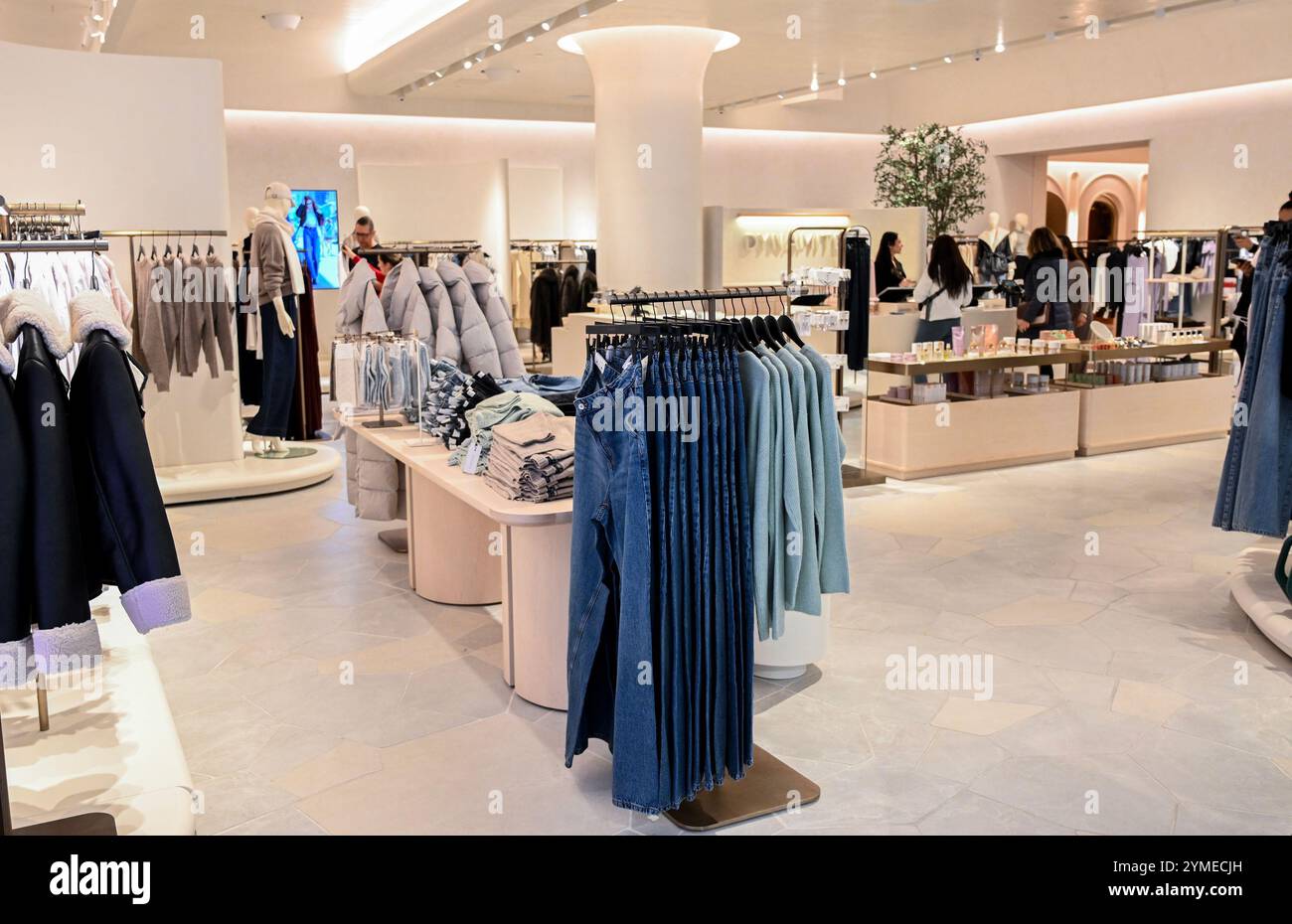 Les vêtements sont exposés à l'intérieur d'un magasin Dynamite à ...