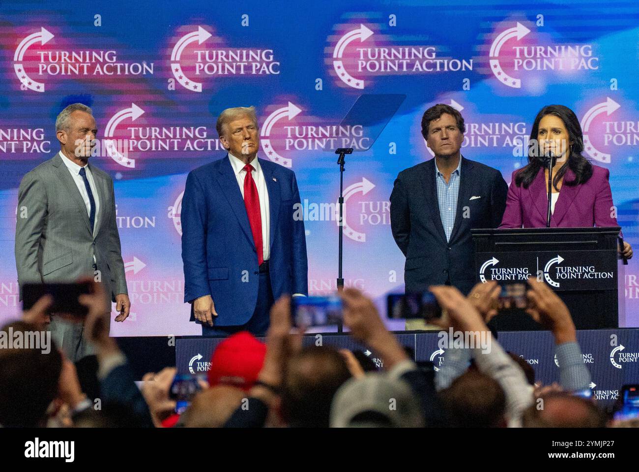 Le président élu Donald Trump apparaît sur scène avec Tucker Carlson ...