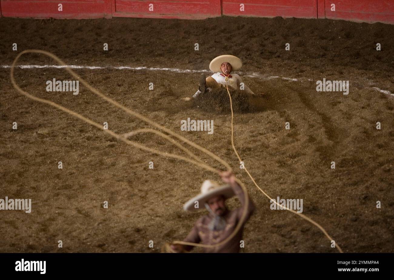 Un charro mexicain se penche en arrière alors qu'il utilise son poids ...