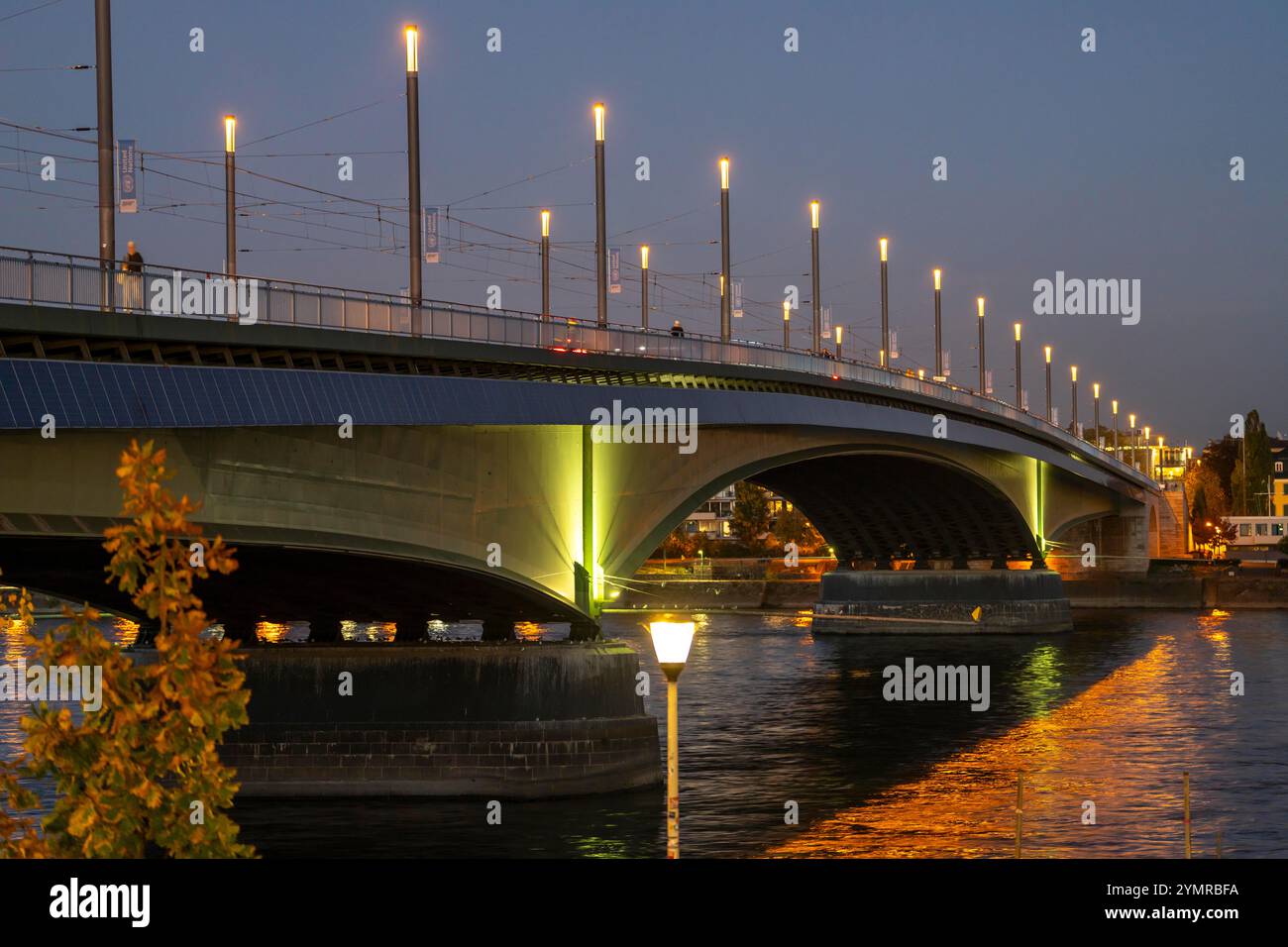 Le pont Kennedy, au milieu des 3 ponts rhénans de Bonn, relie le centre ...