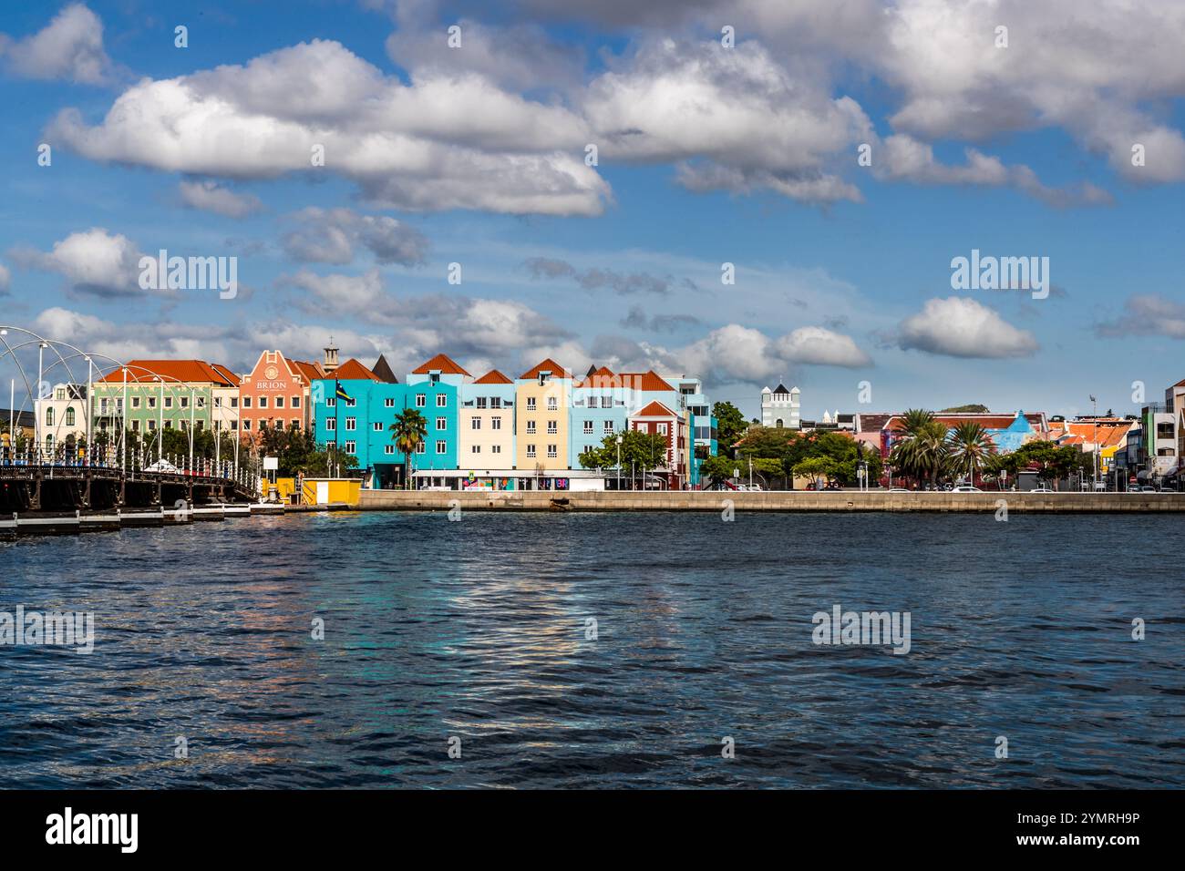 La place Bríon dans le quartier Otrabanda de Willemstad. Sur la gauche ...