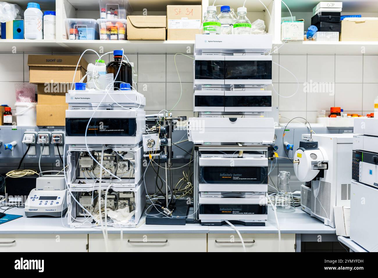 Instrumentation analytique avancée dans un laboratoire équipé de ...