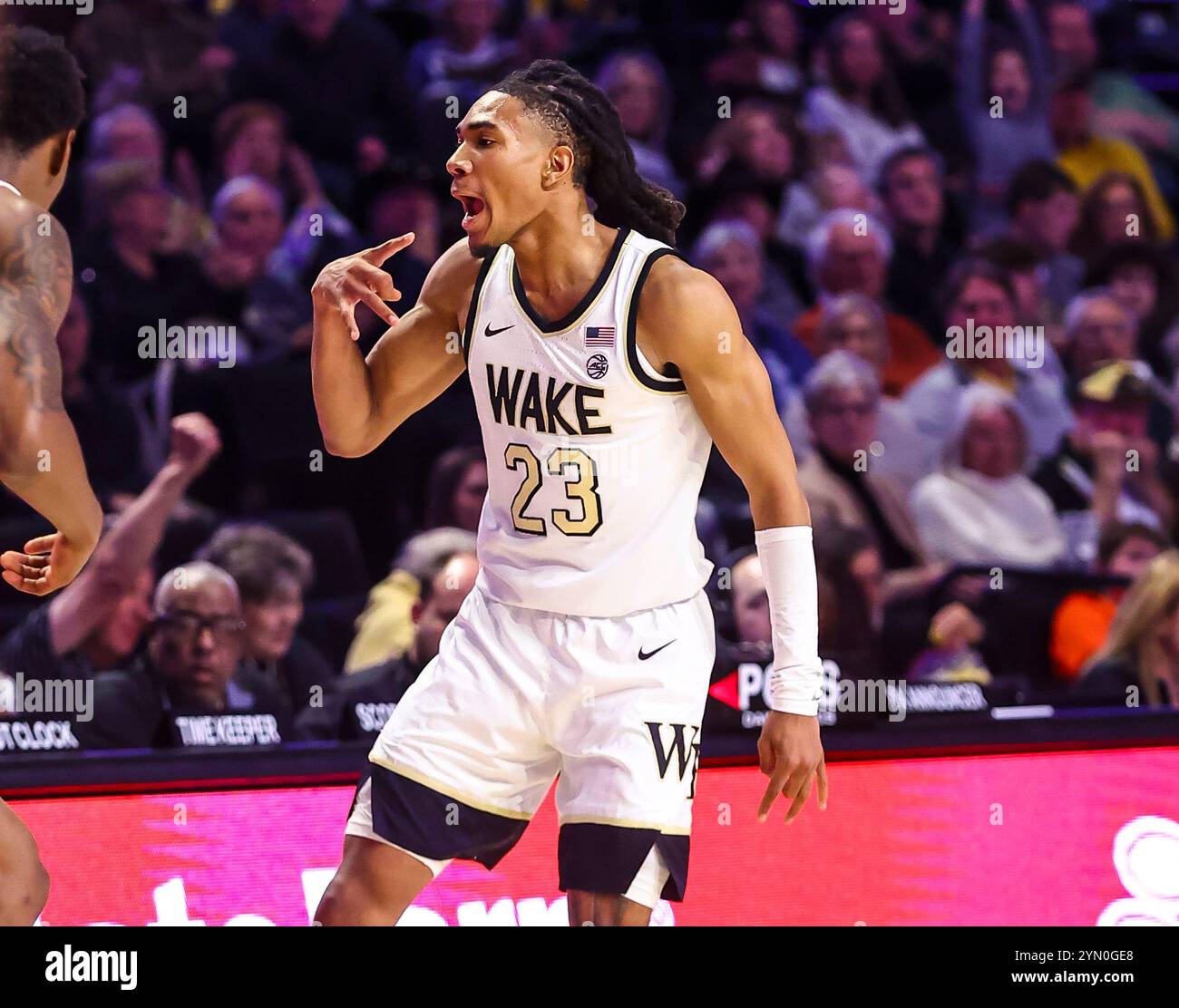 23 novembre 2024 : Wake Forest Guard Hunter Sallis (23 ans) célèbre le ...