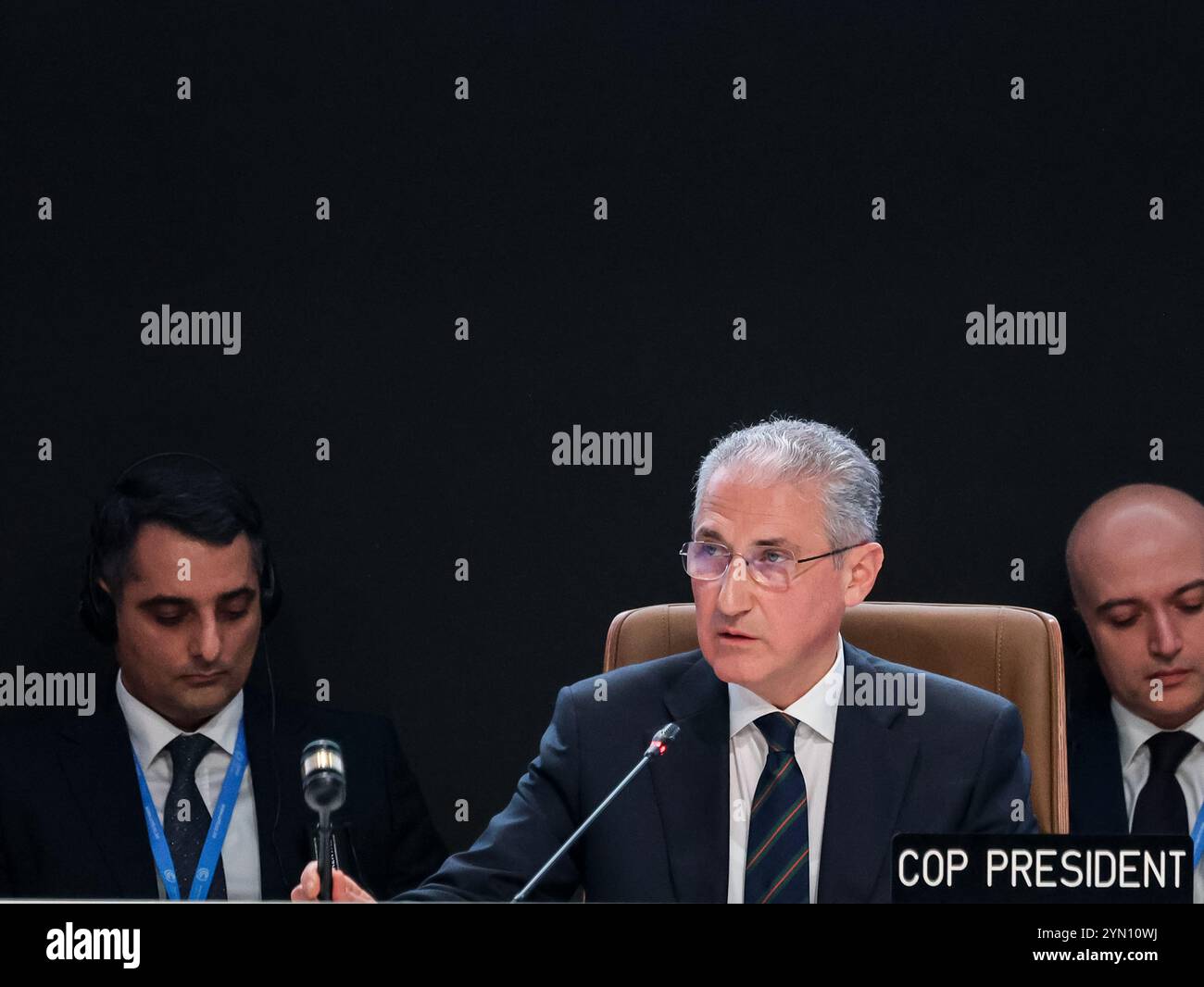 Le président de la COP29 Mukhtar Babayev parle et frappe son marteau lors d’une cérémonie de ...