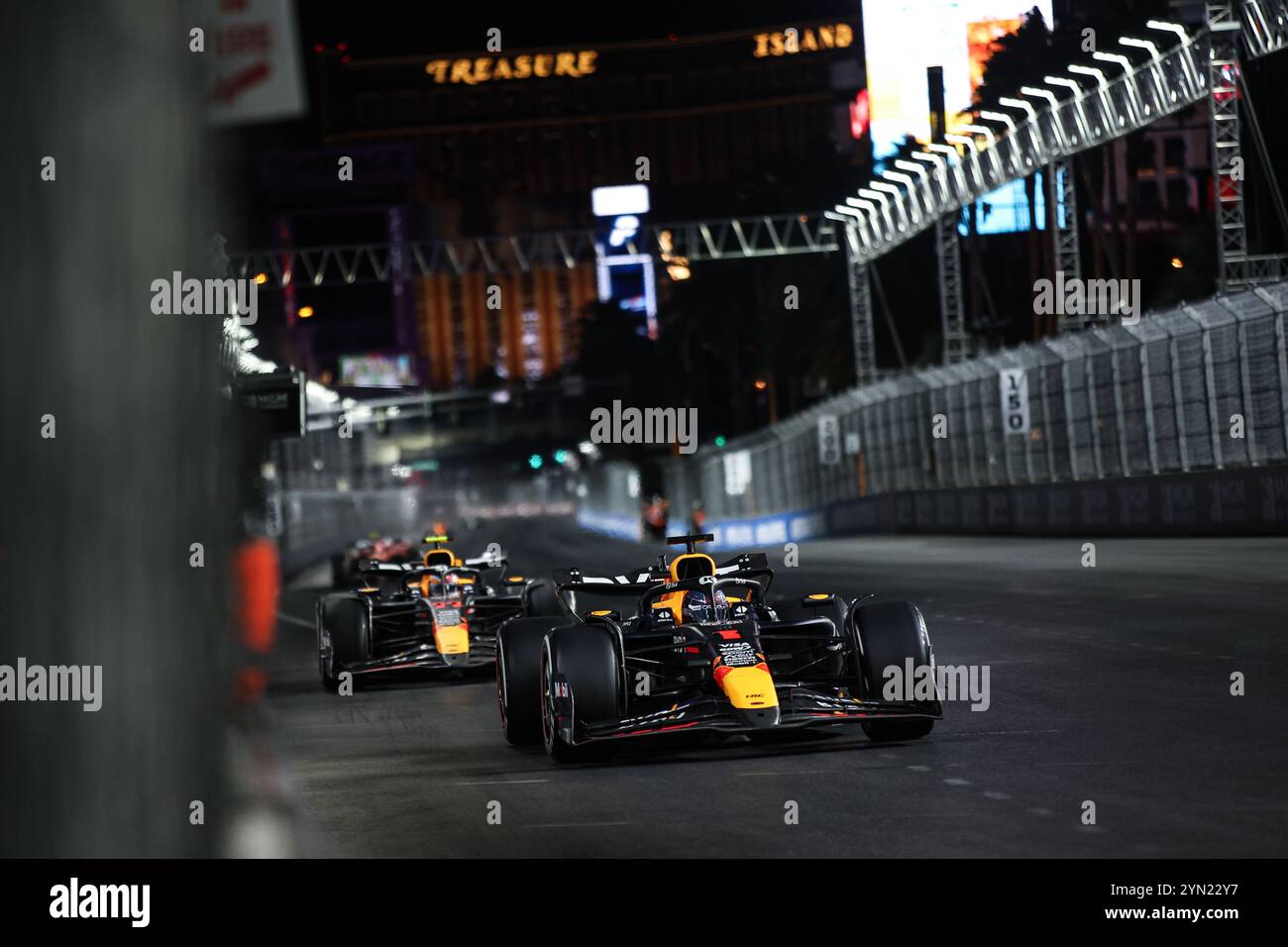 01 VERSTAPPEN Max (nld), Red Bull Racing RB20, action 11 PEREZ Sergio (mex), Red Bull Racing ...