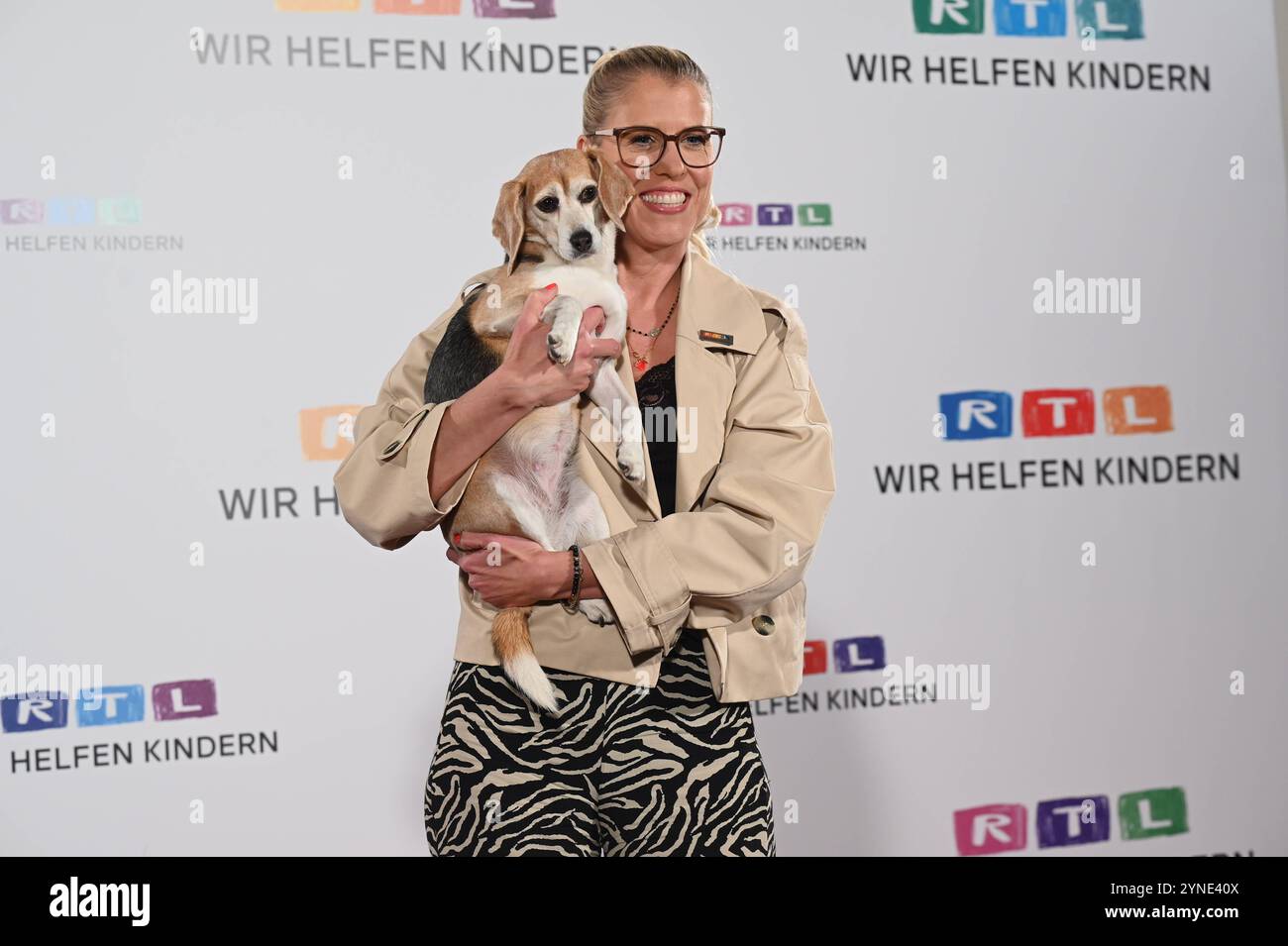 Tierärztin Doc POLLY, Tanja Pollmueller, mit ihrem Beagle Hund Heidi ...